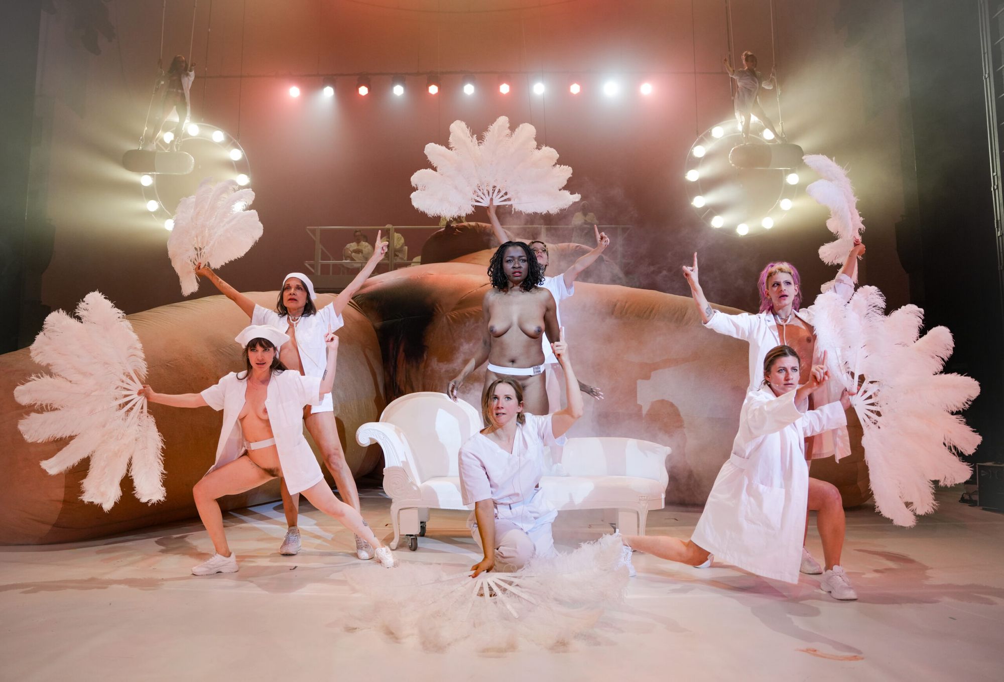 Holzinger przynosi ulgę | Teatr | Dwutygodnik